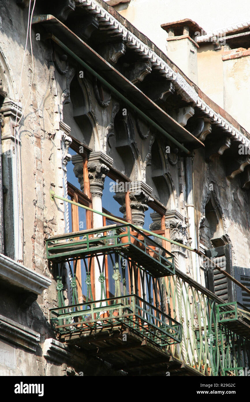 Venice, balcony of an ancient palace with Moresche windows, columns and ...