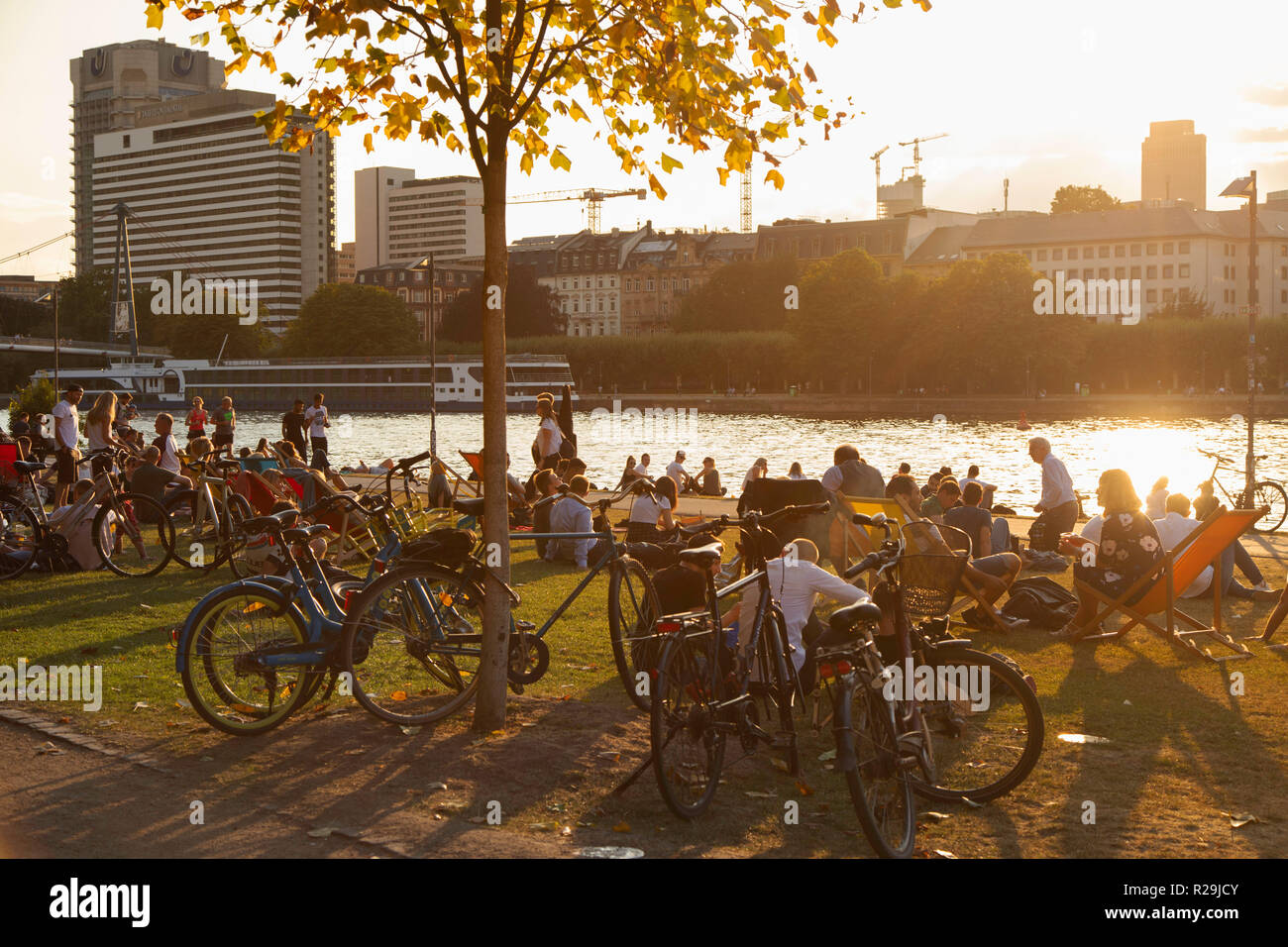 People sitting by river hi-res stock photography and images - Alamy