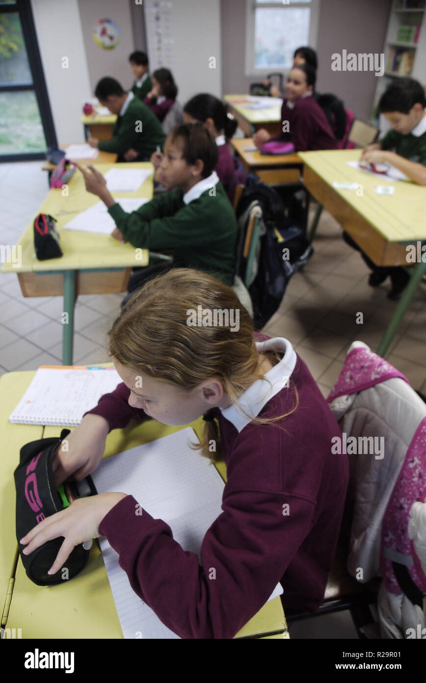 Ecole deuxierme chance hi-res stock photography and images - Alamy