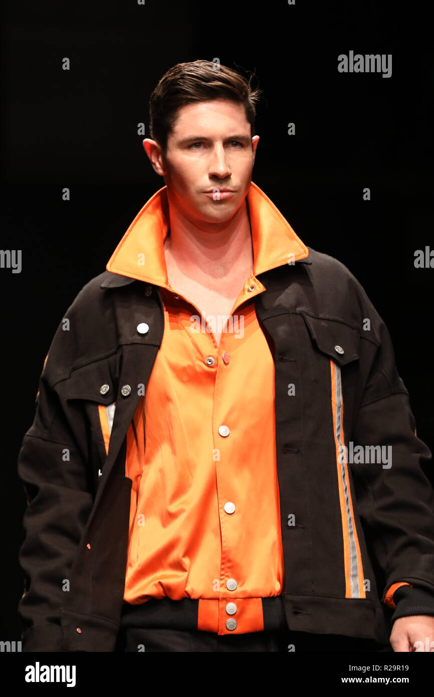 Los Angeles Fashion Week - Art Hearts Fashion - Paraval - Catwalk ...