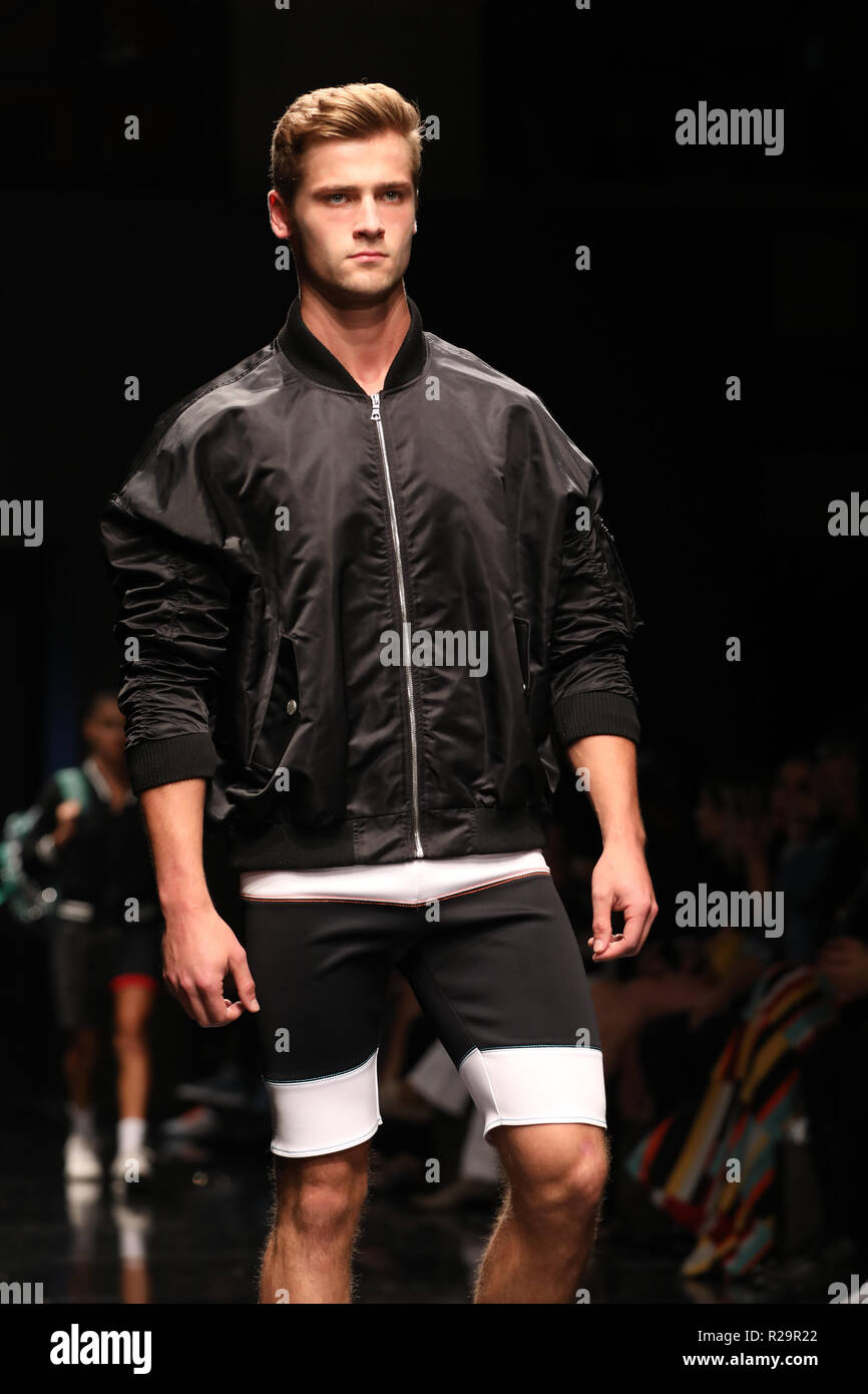 Los Angeles Fashion Week - Art Hearts Fashion - Paraval - Catwalk ...