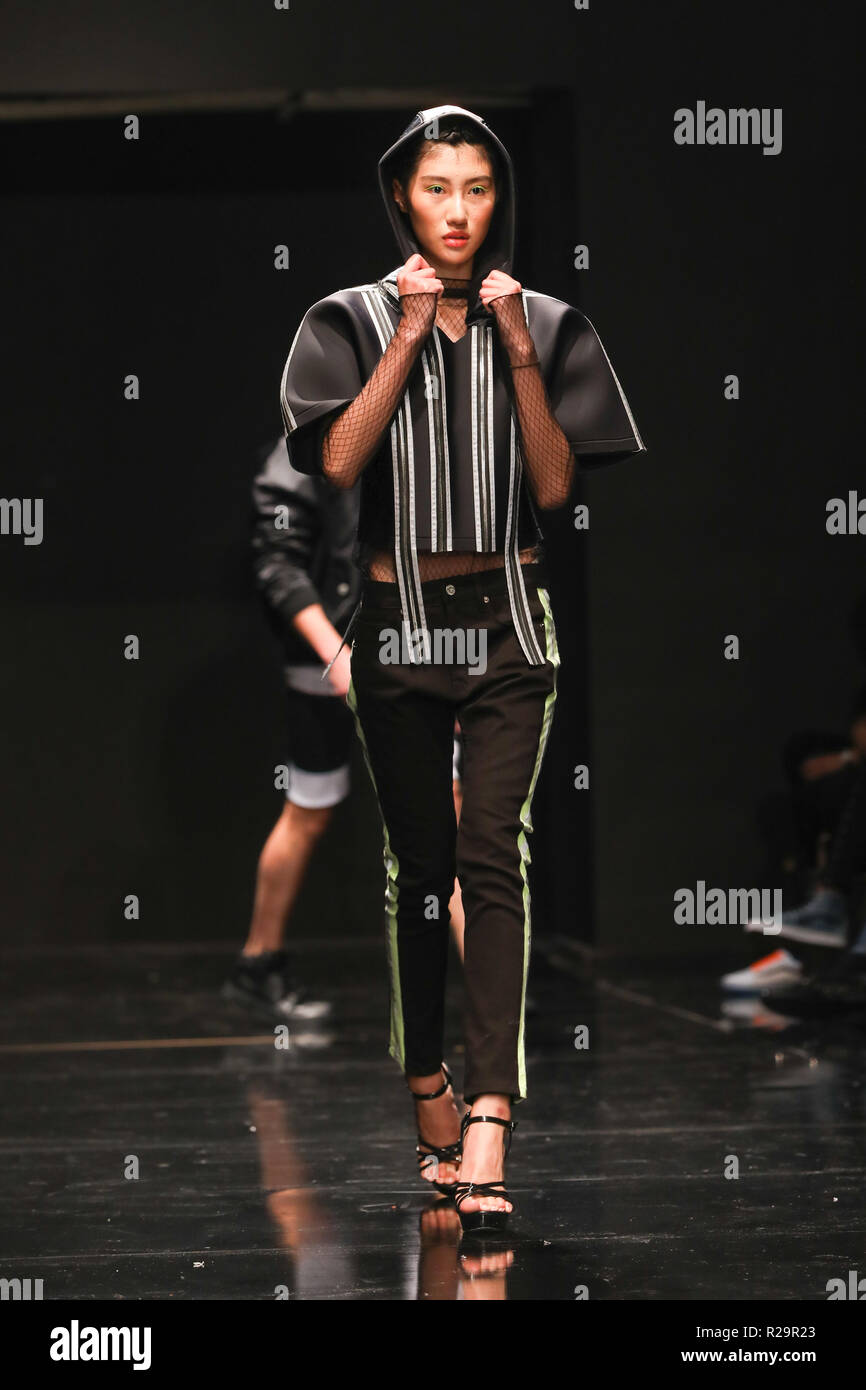 Los Angeles Fashion Week - Art Hearts Fashion - Paraval - Catwalk ...