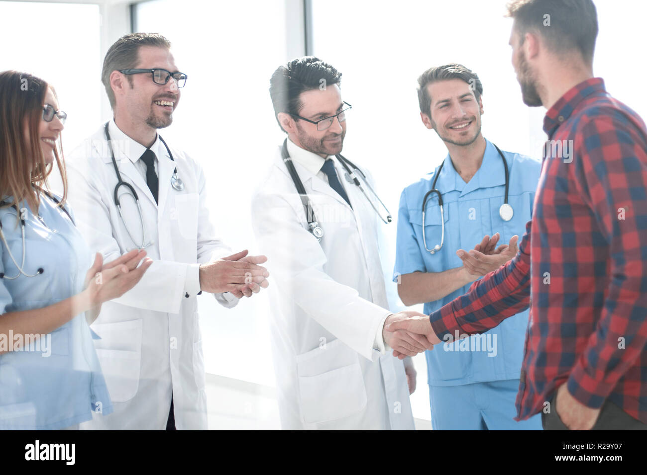 doctors congratulating the patient on recovery Stock Photo - Alamy