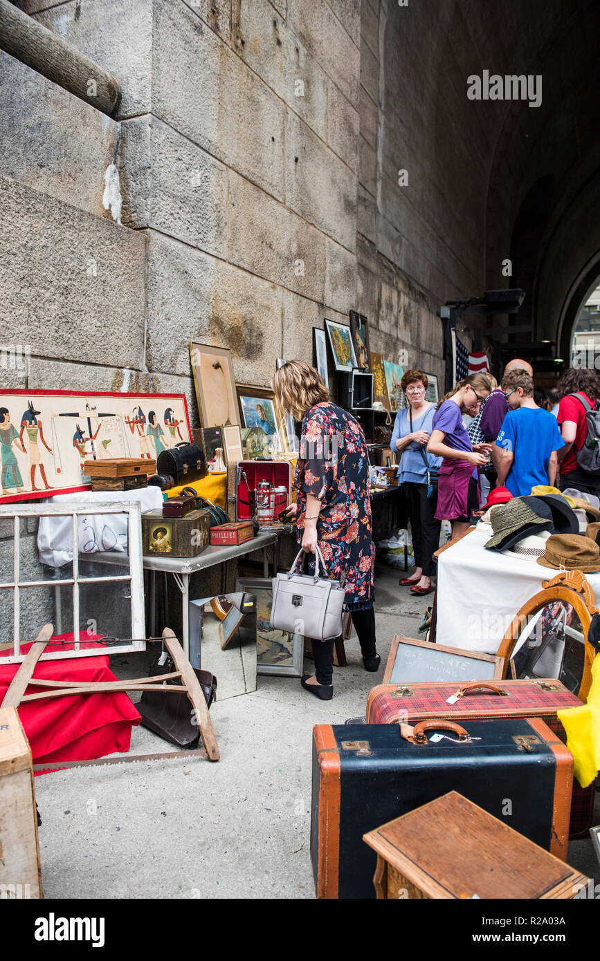 Dumbo flea market hi-res stock photography and images - Alamy
