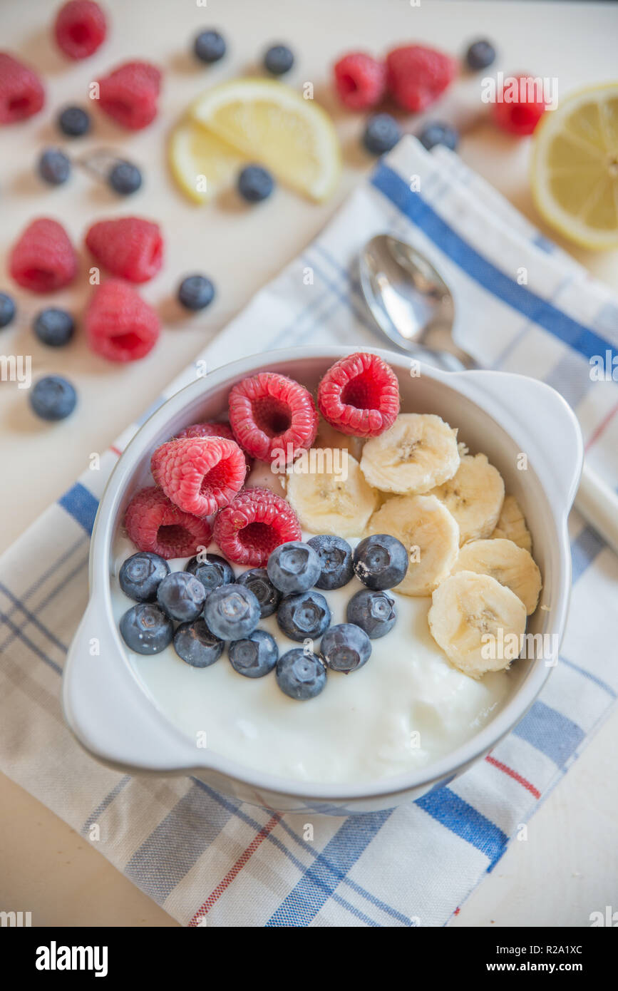 Berries all bran yoghurt hi-res stock photography and images - Alamy
