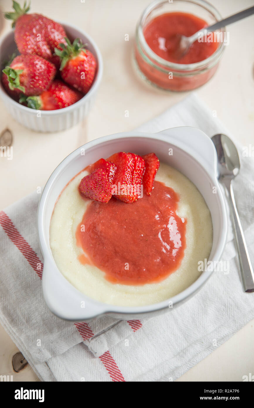 Vanilla Strawberry Pudding Stock Photo - Alamy