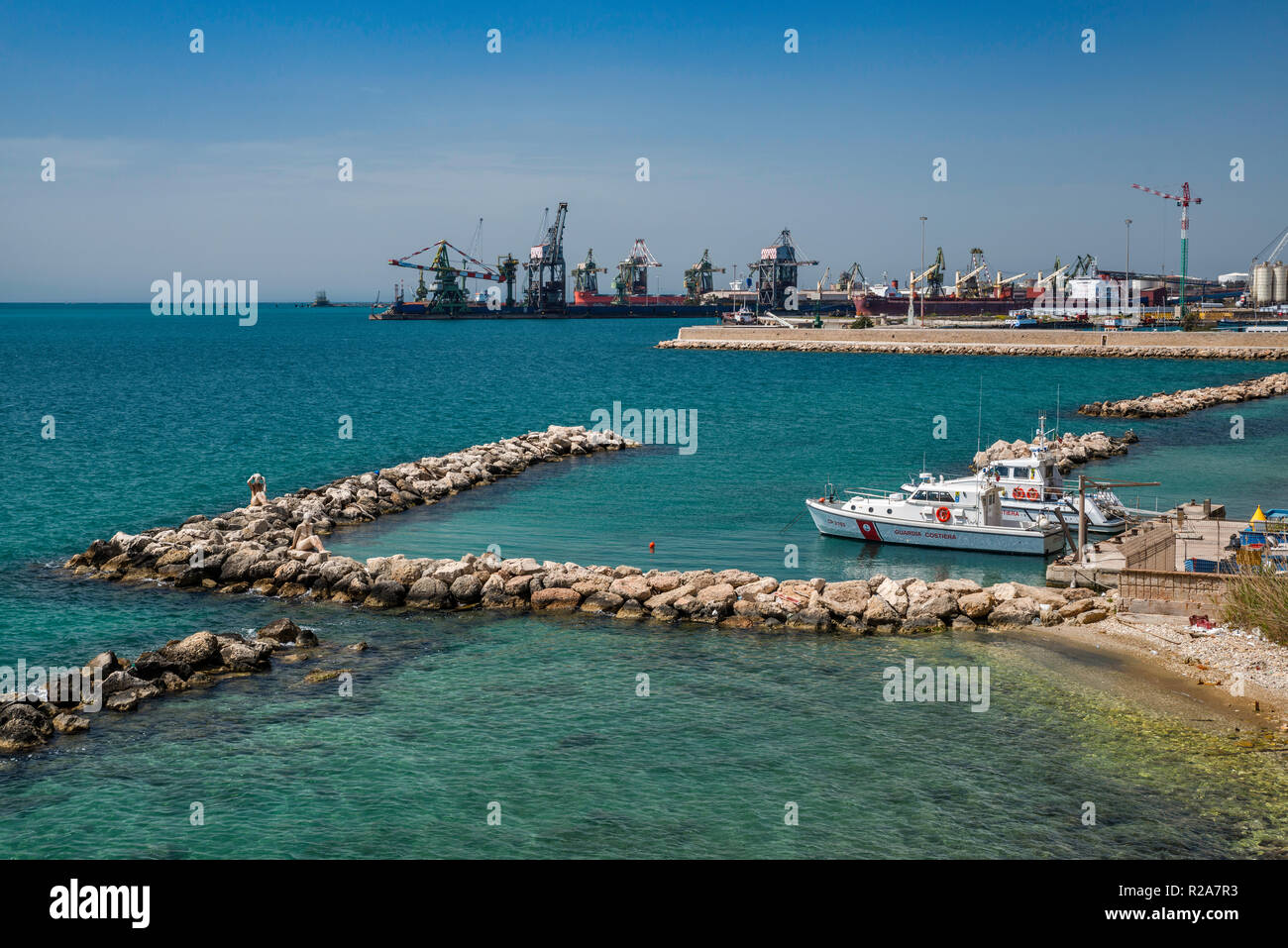 Harbor wharves hi-res stock photography and images - Alamy