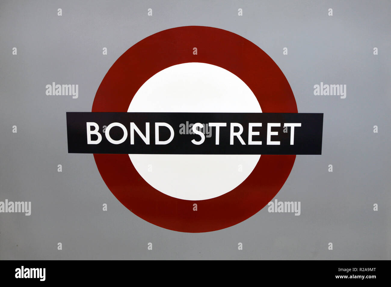 Bond street underground tube sign on a platform at the station Stock ...