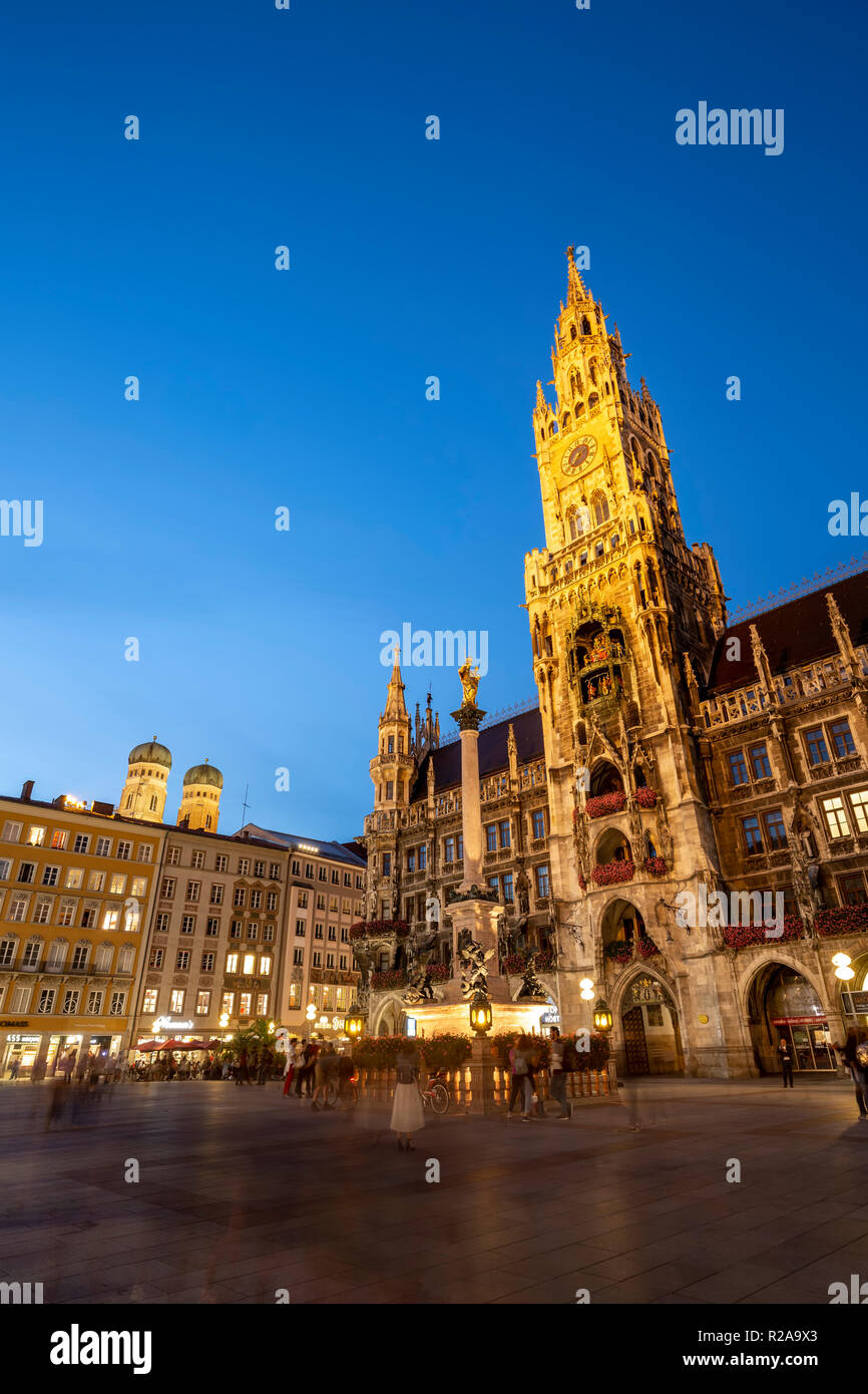 New Town Hall (featuring clock tower and Glockenspiel) and crowd (domed ...