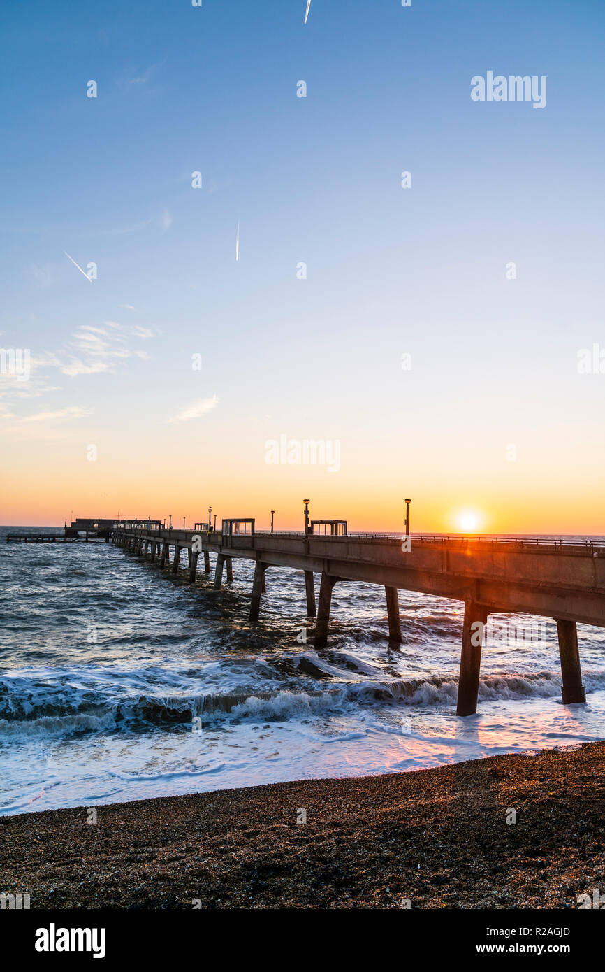 Pier and high waves hi-res stock photography and images - Alamy