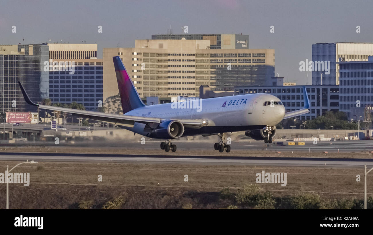 Delta air liner hi-res stock photography and images - Alamy