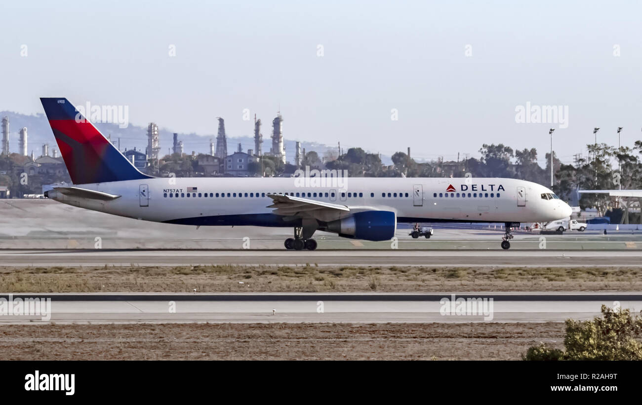 Delta air liner hi-res stock photography and images - Alamy