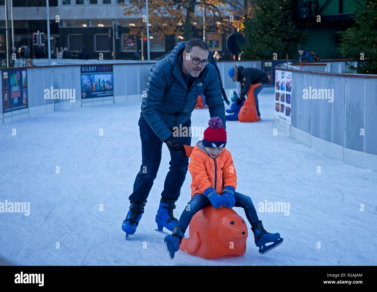 Edinburgh, Scotland. UK 18 Nov. 2018. the sunshine got people out to ...