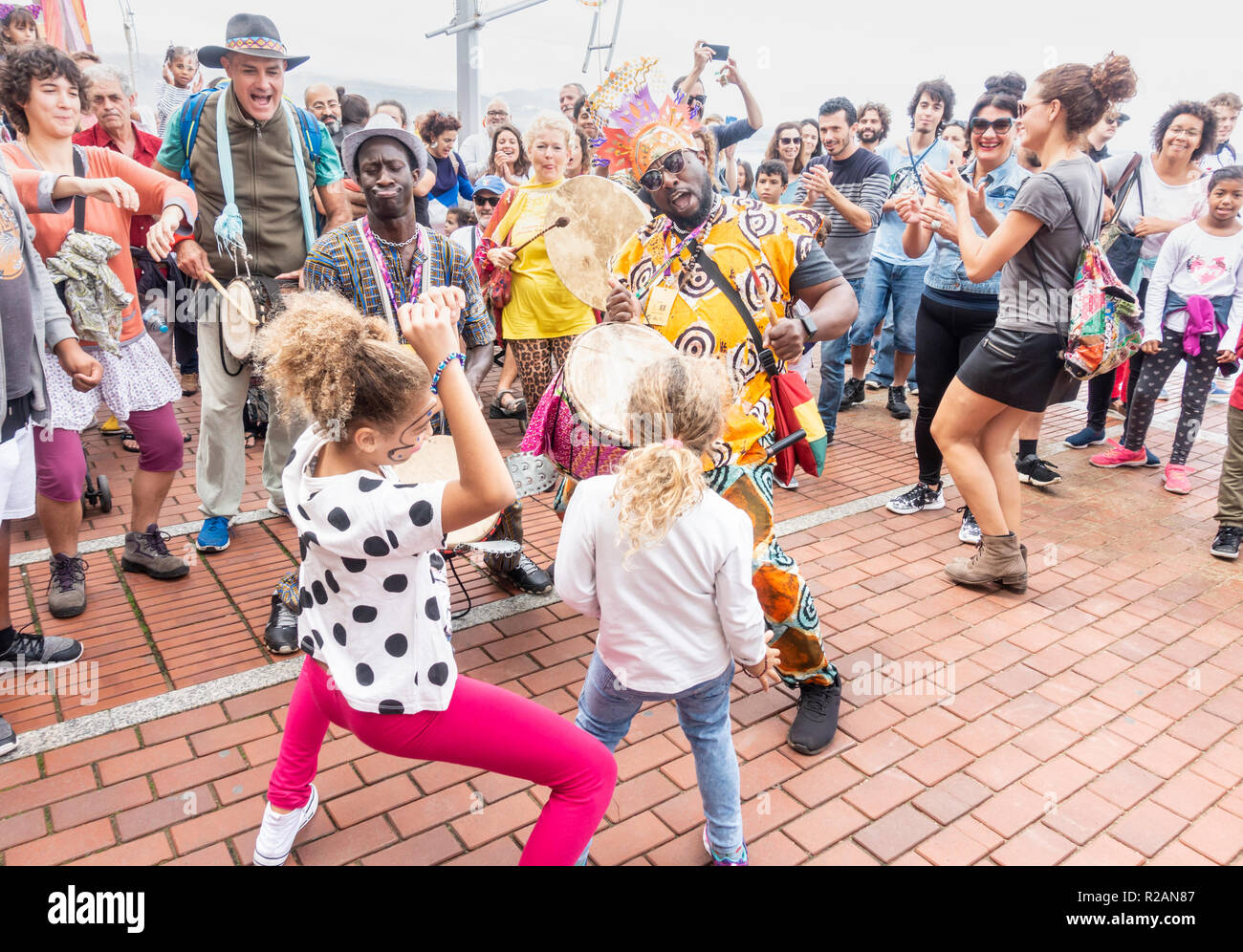 Impromptu dancing hi-res stock photography and images - Alamy