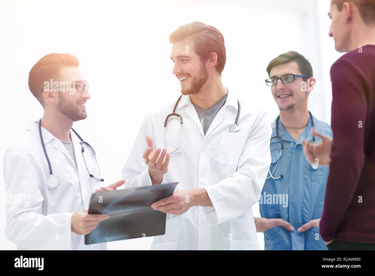 group of doctors discussing a patient's x-ray Stock Photo - Alamy