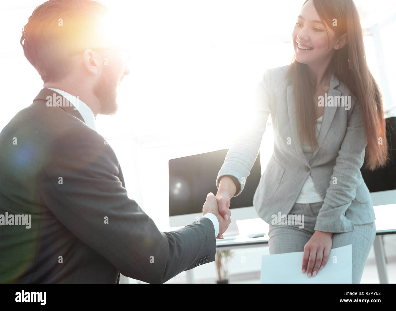 welcome and handshake of business people Stock Photo - Alamy