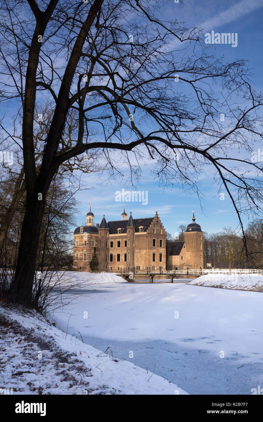 Ruurlo castle in a wintry landscape Stock Photo - Alamy