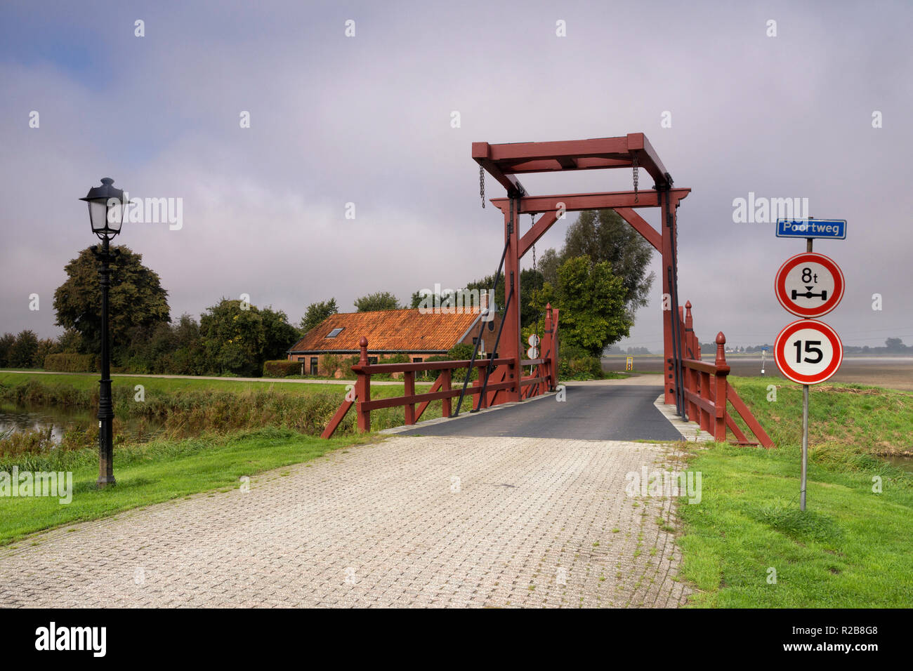 Drawbridge moat hi-res stock photography and images - Alamy