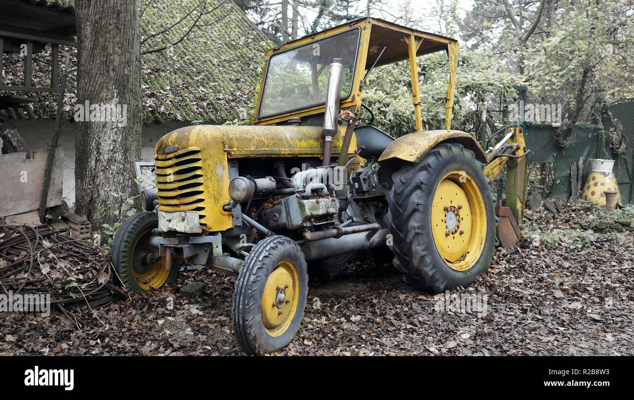 Old yellow tractor hi-res stock photography and images - Alamy