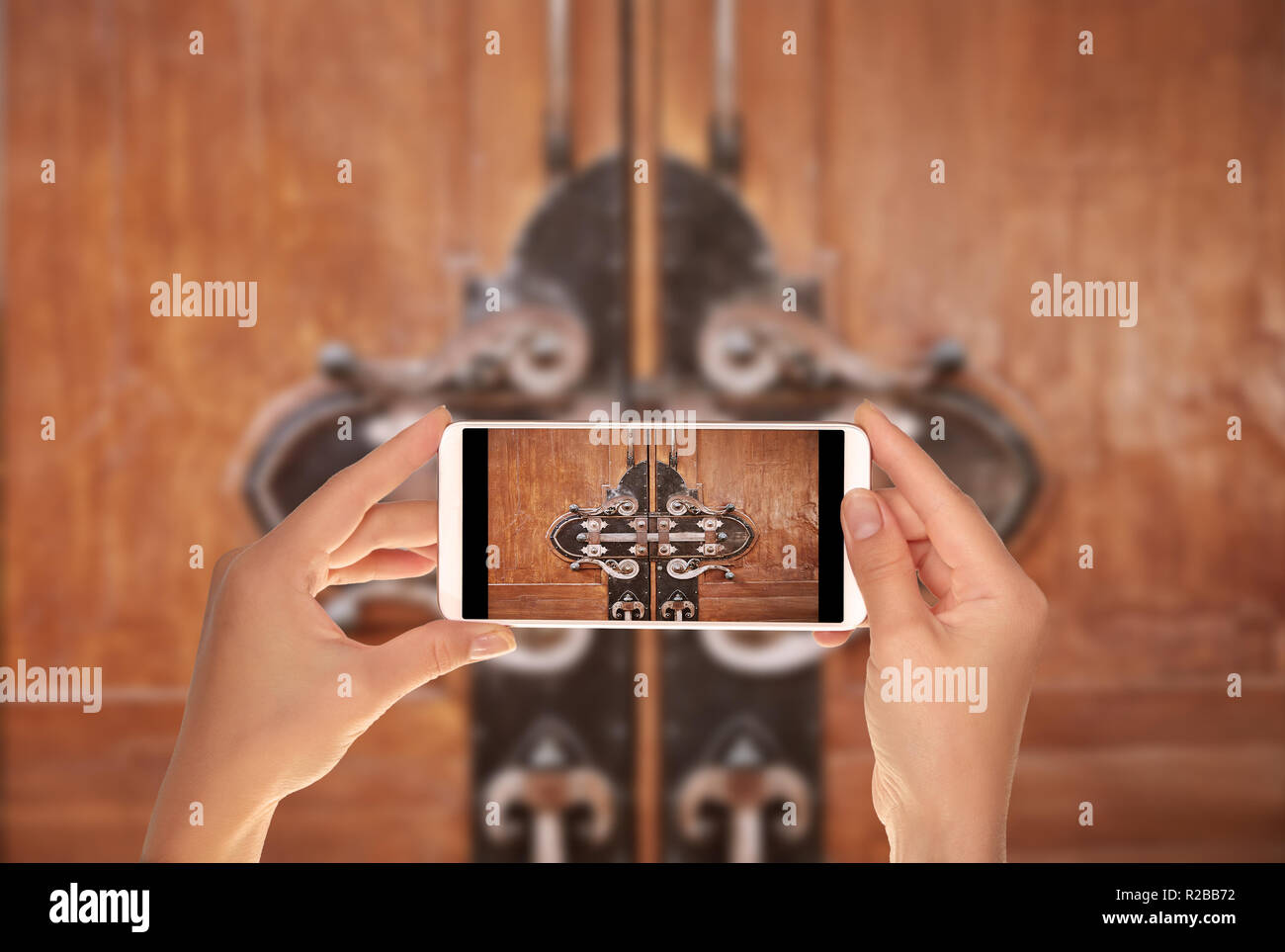Ancient door lock hi-res stock photography and images - Alamy
