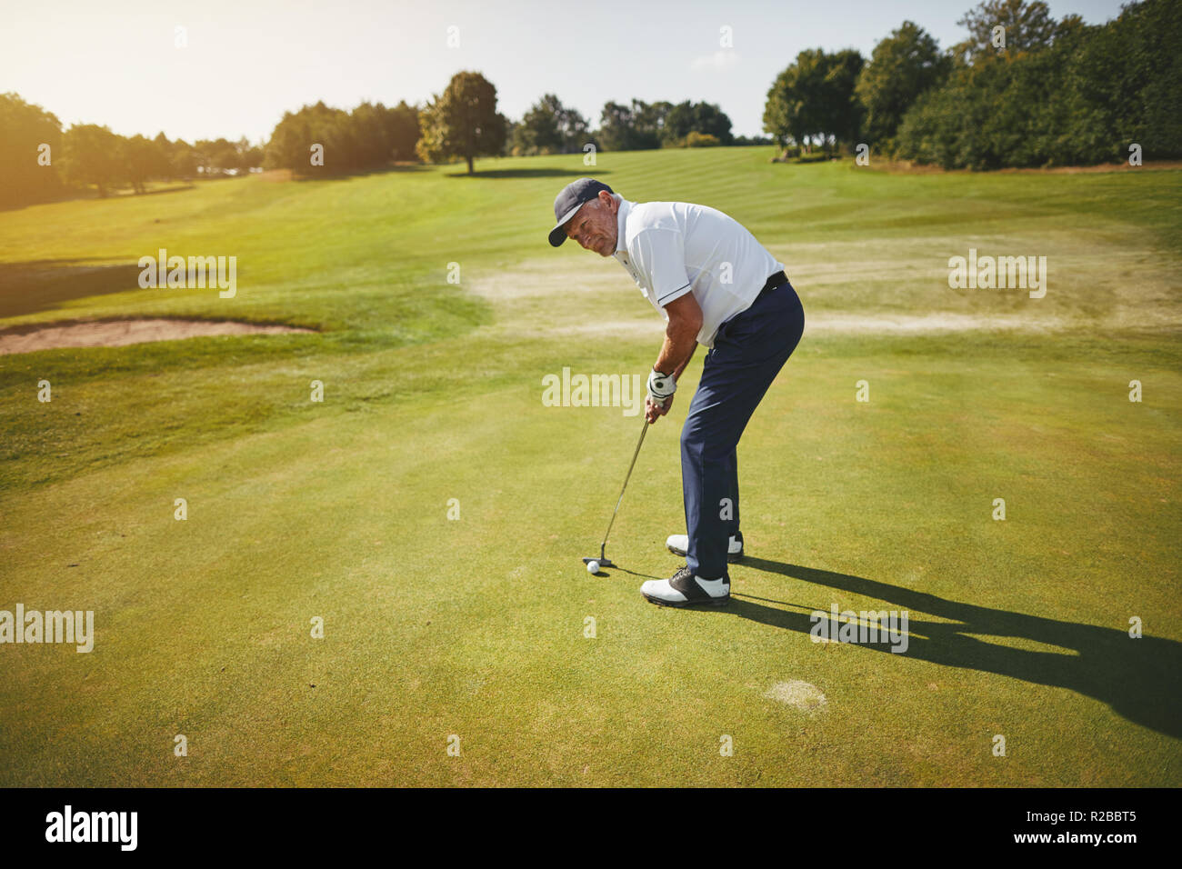 Old man playing golf hi-res stock photography and images - Alamy