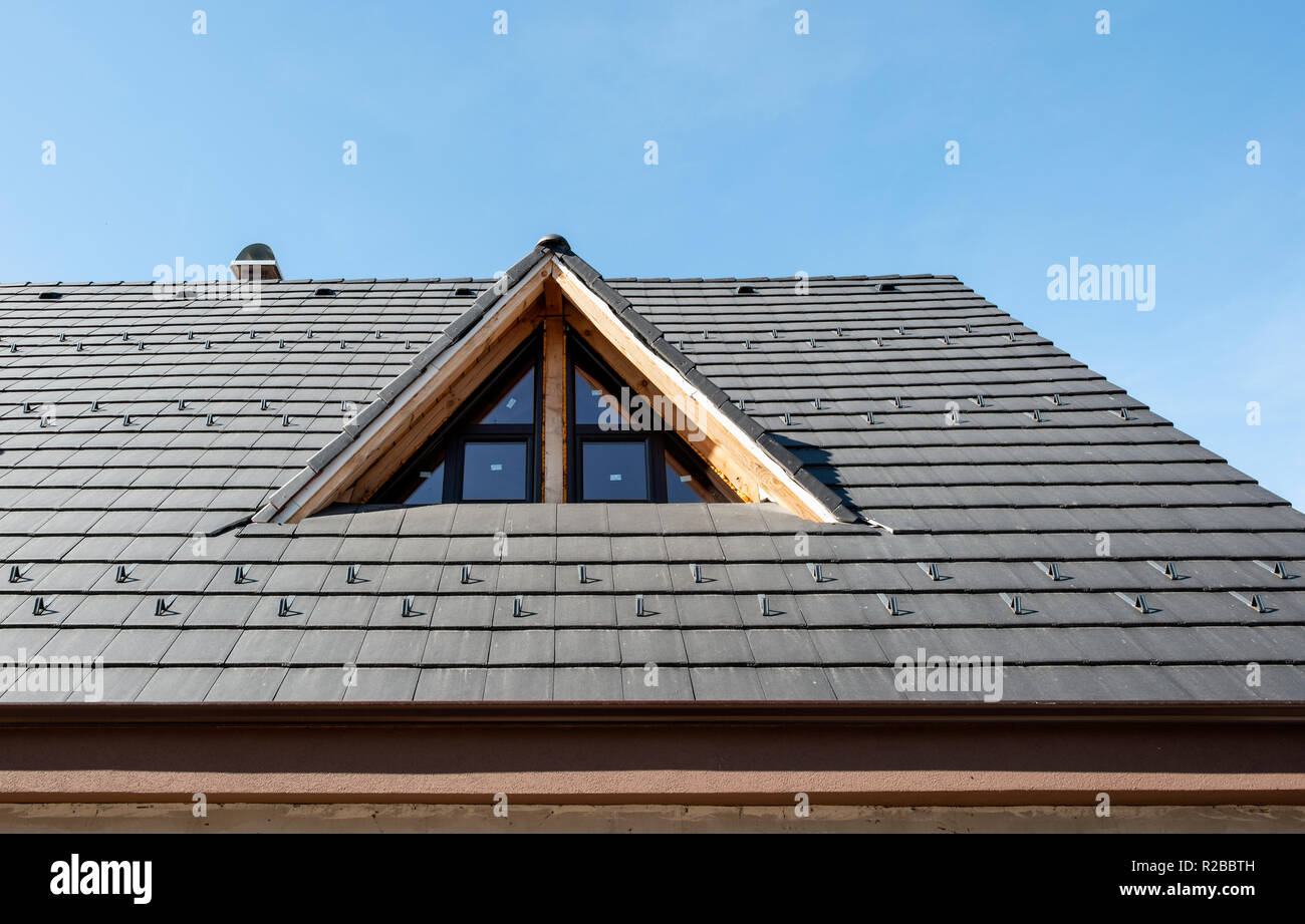 New House roof. Building a house Stock Photo - Alamy