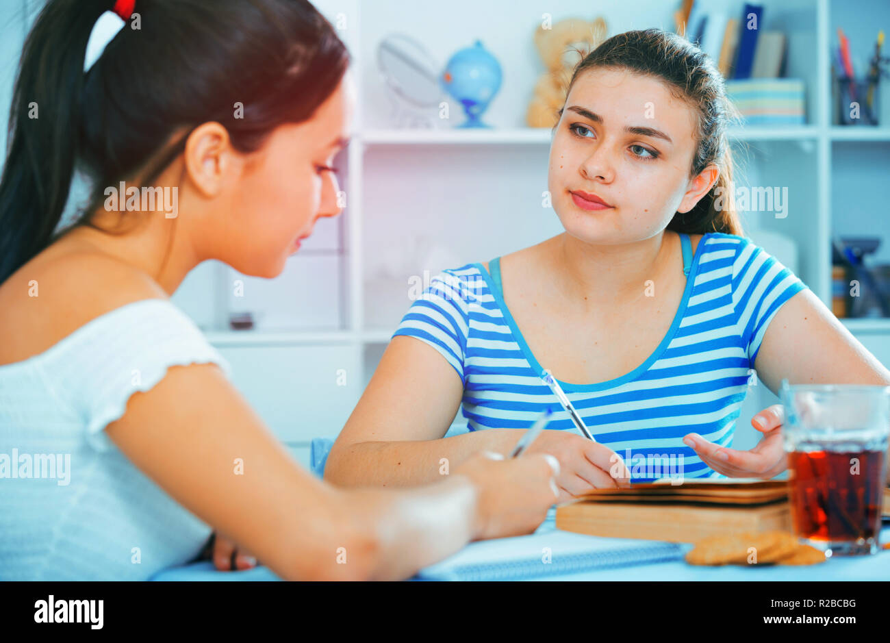 Students helping each other hi-res stock photography and images - Alamy