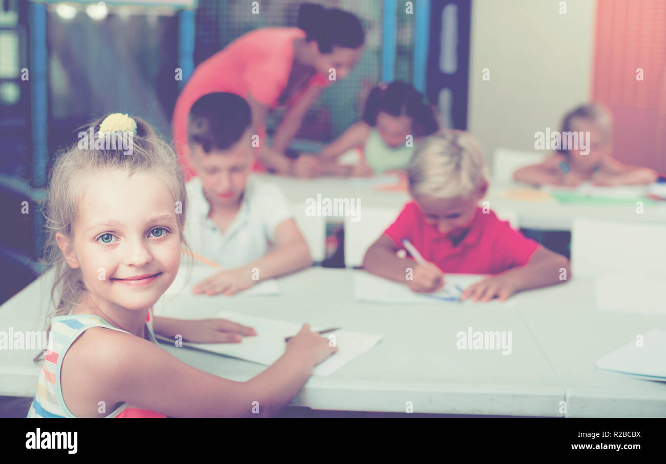 Elementary class group science hi-res stock photography and images - Alamy