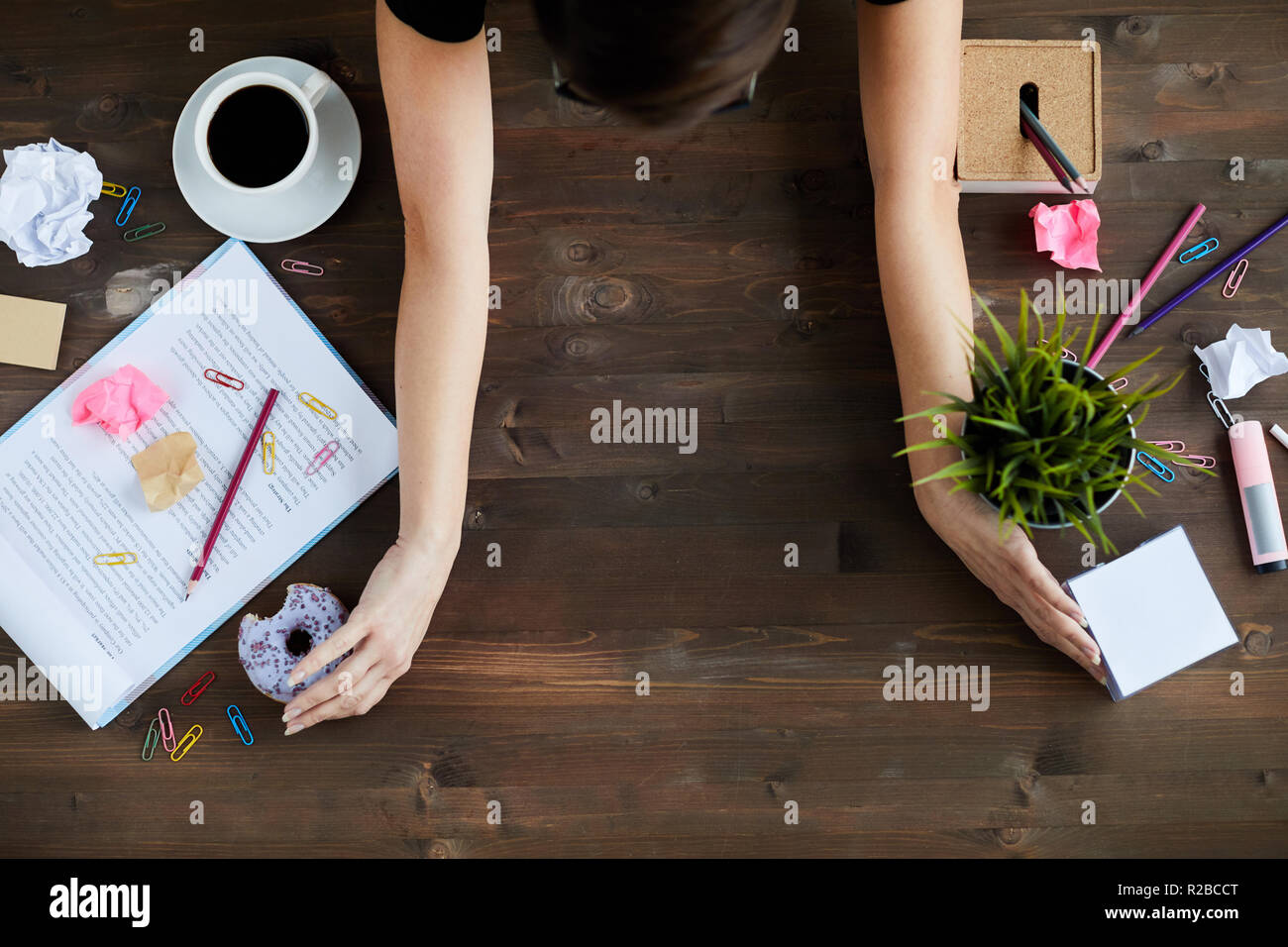 Woman clearing office desk hi-res stock photography and images - Alamy