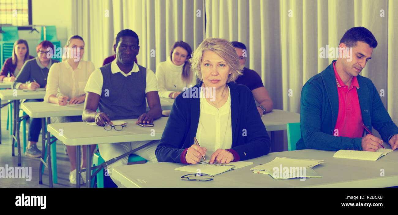 College age females group hi-res stock photography and images - Alamy