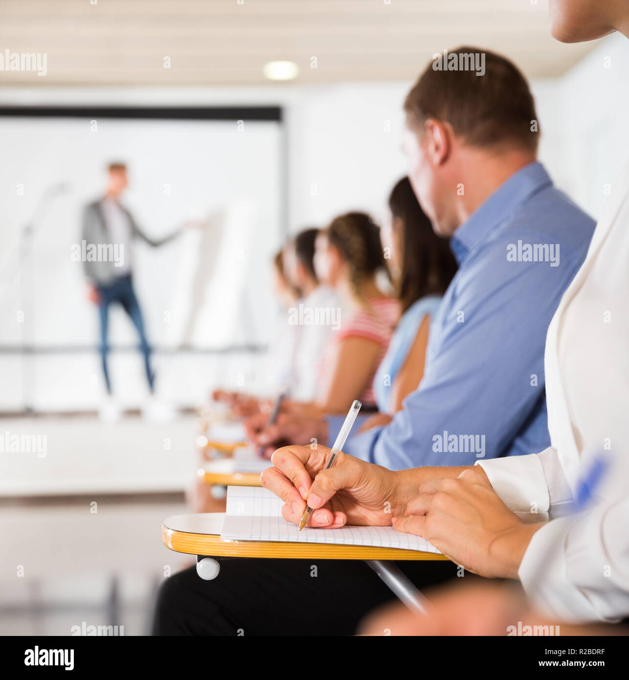 Students exam hall writing hi-res stock photography and images - Alamy