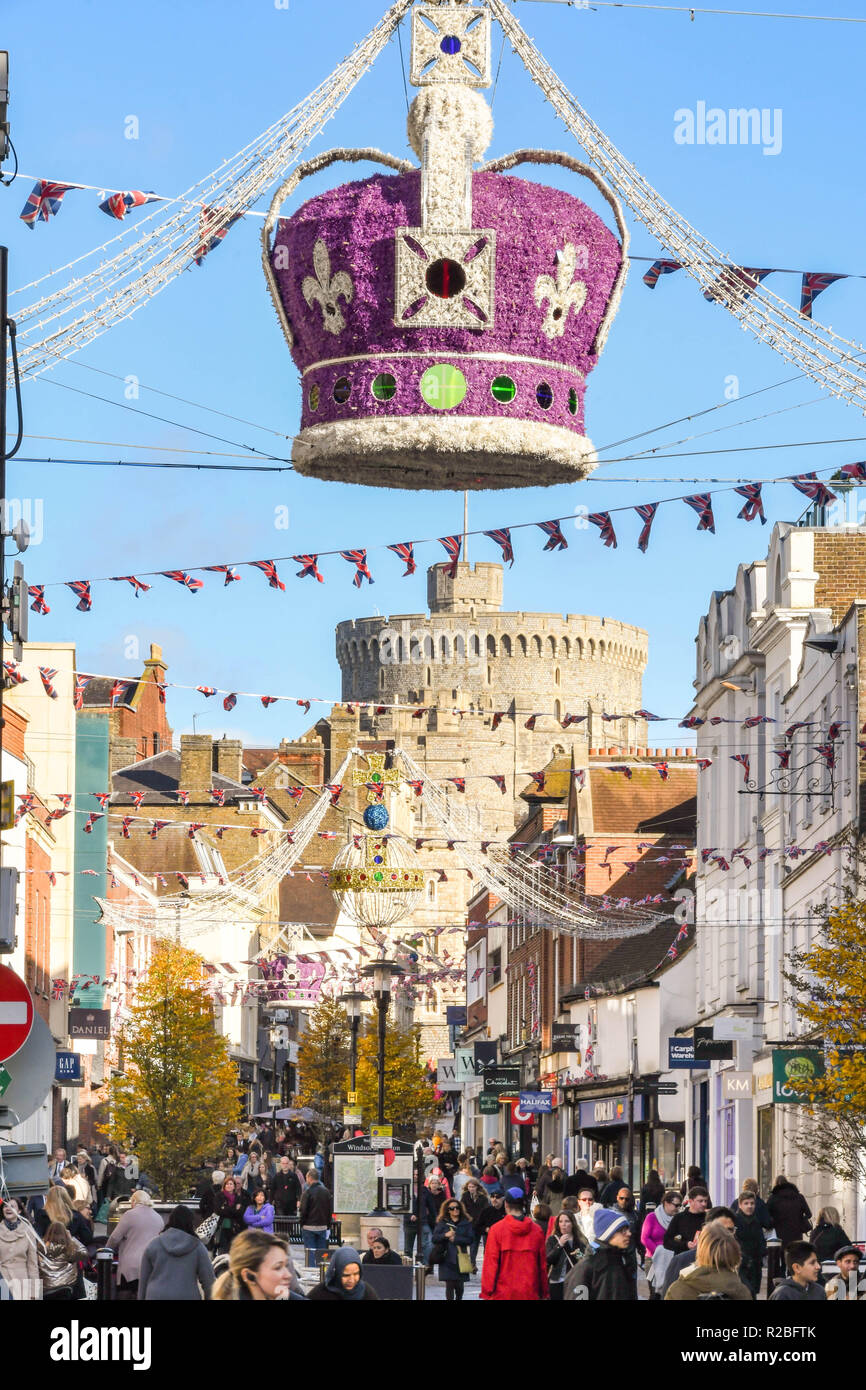 Regal crown hi-res stock photography and images - Alamy