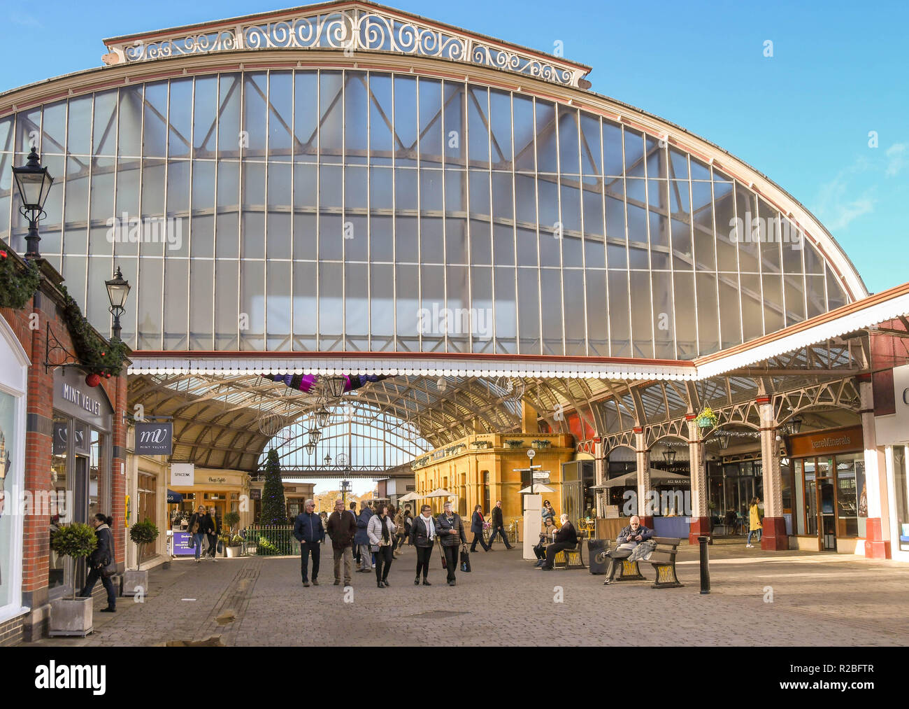 Windsor royal shopping centre hi-res stock photography and images - Alamy