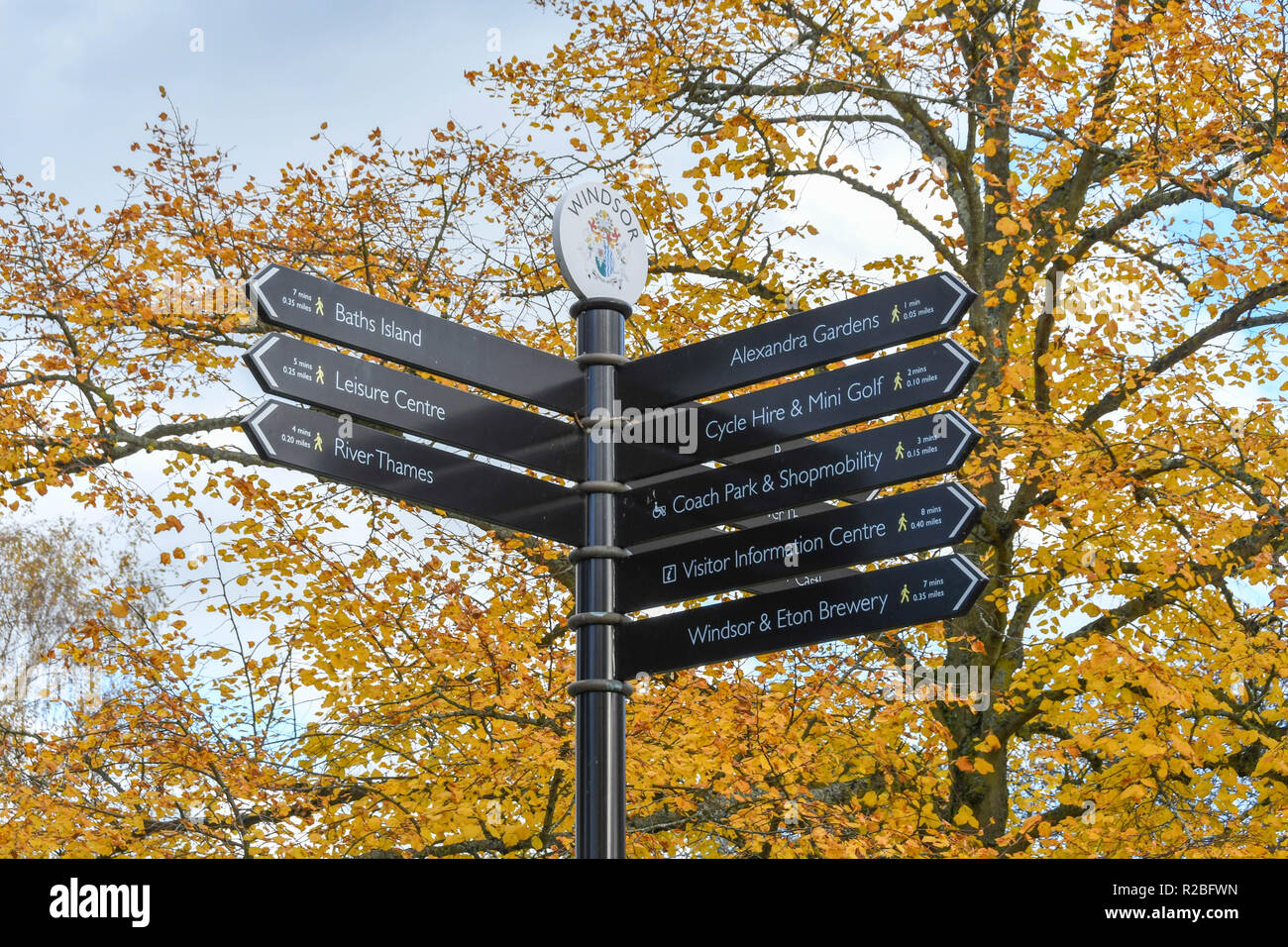 RIVER THAMES, WINDSOR, ENGLAND - NOVEMBER 2018: Signpost showing ...