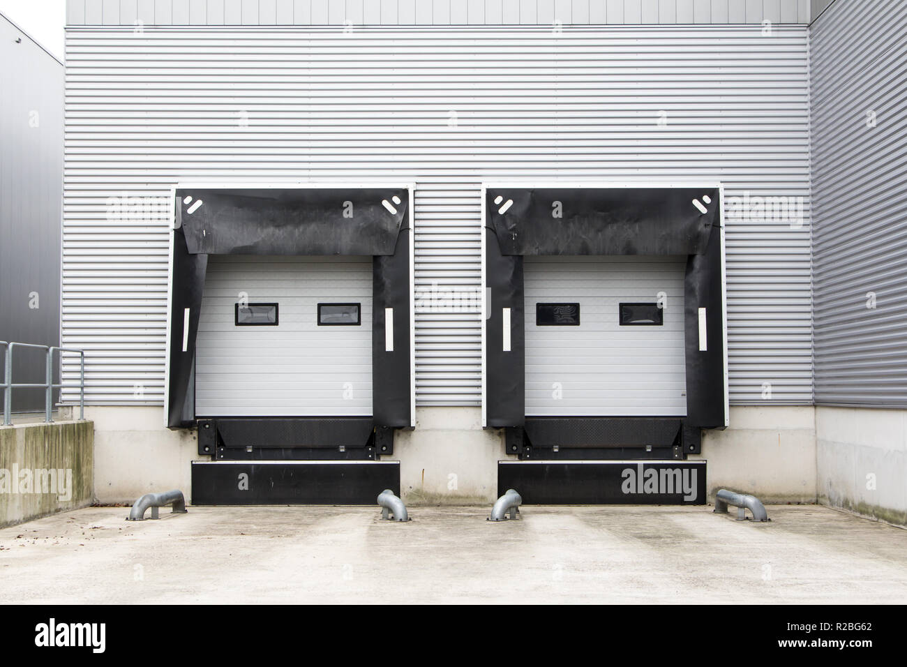 Docking station for trucks at a distribution centre Stock Photo - Alamy