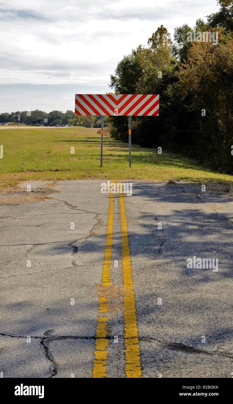 Road divider hi-res stock photography and images - Alamy