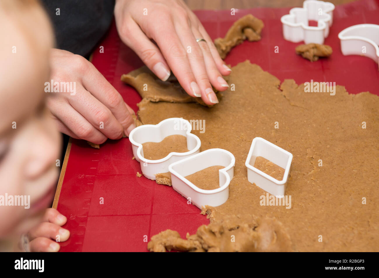 Child learning how to make cookies at home Stock Photo - Alamy