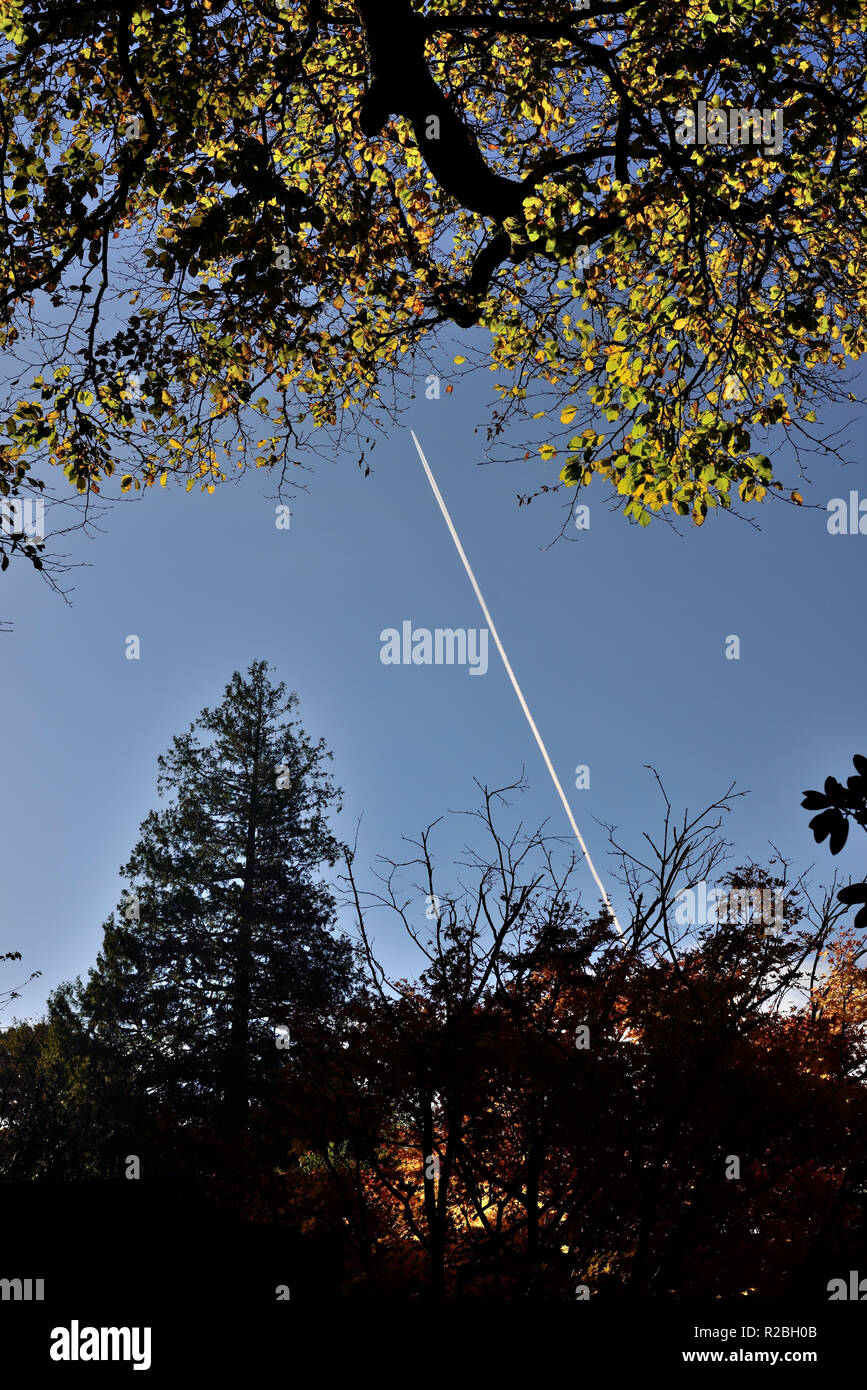 Contrail vapor trail aeroplane aircraft hi-res stock photography and ...
