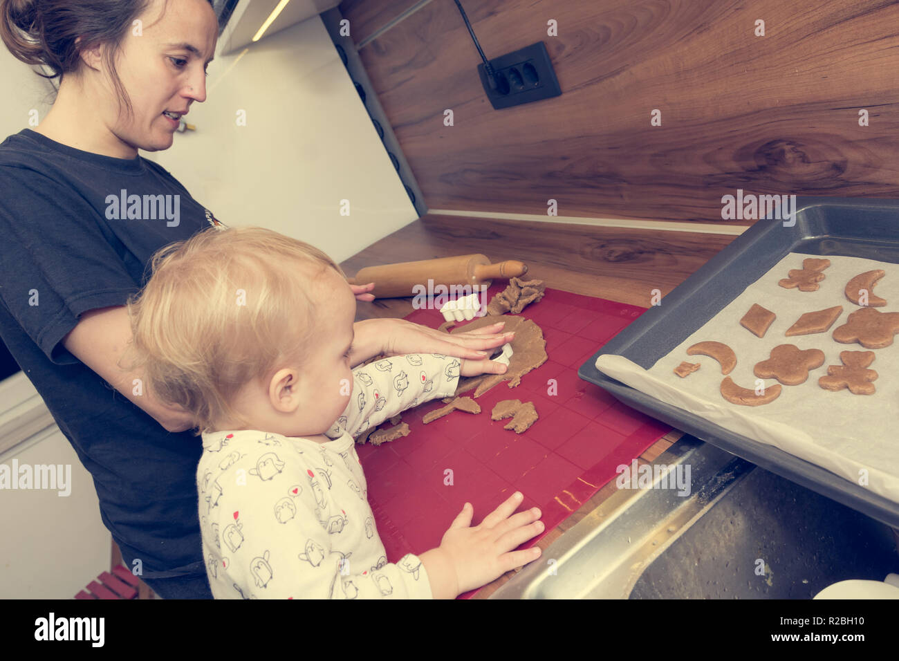 Mother and daughter baking cookies in kitchen Stock Photo - Alamy