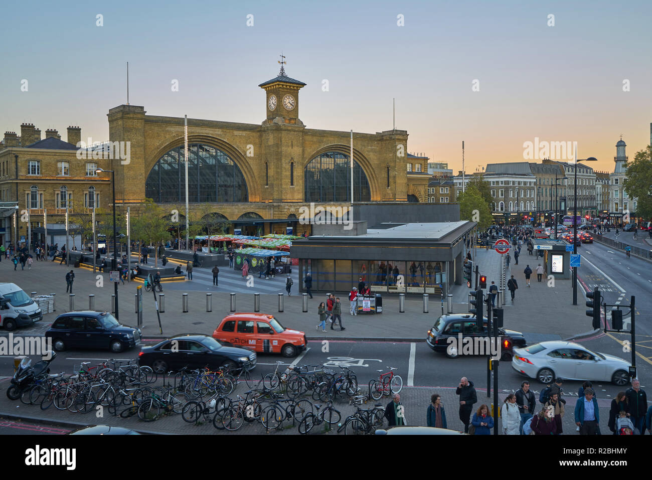 Euston station at rush hour hi-res stock photography and images - Alamy