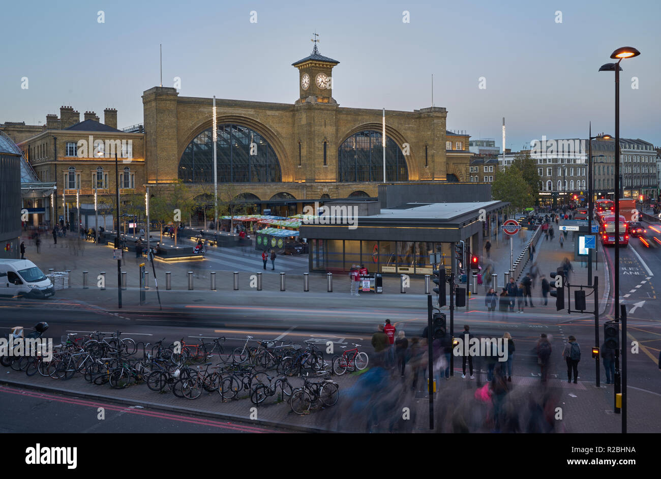 Euston station at rush hour hi-res stock photography and images - Alamy