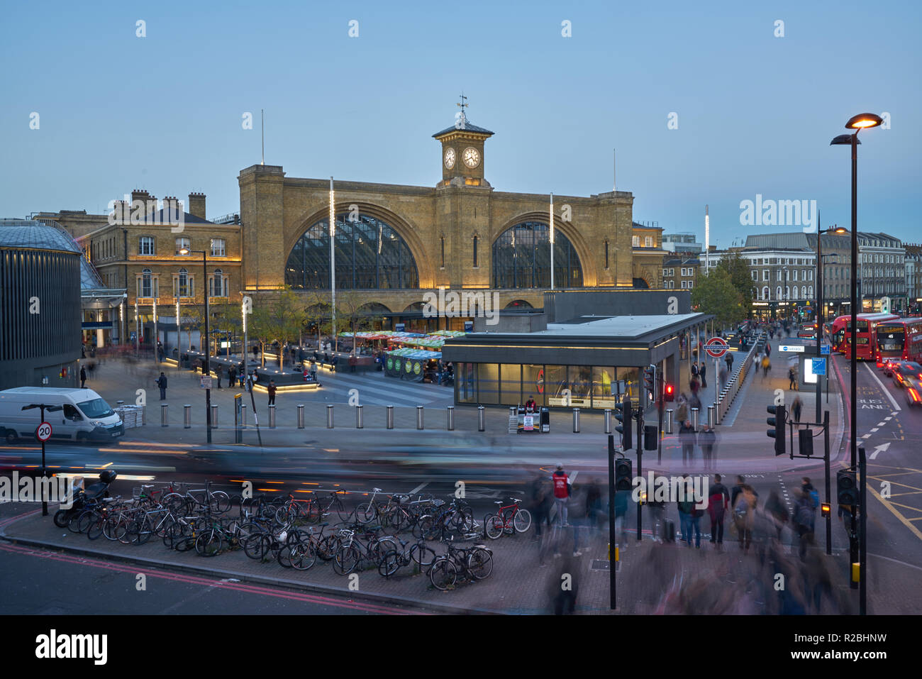 Euston station at rush hour hi-res stock photography and images - Alamy