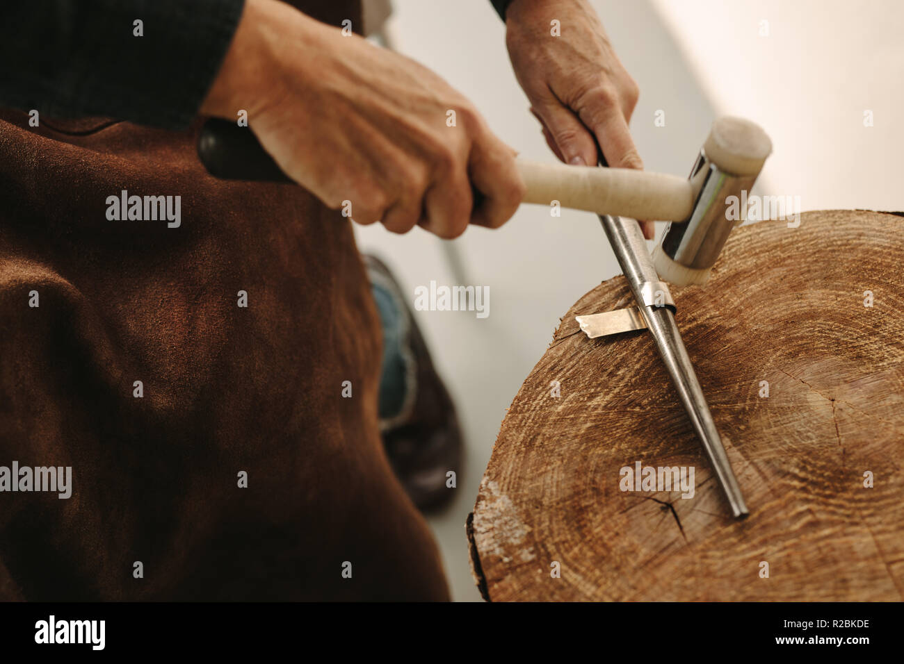 Female worker hammer hi-res stock photography and images - Alamy