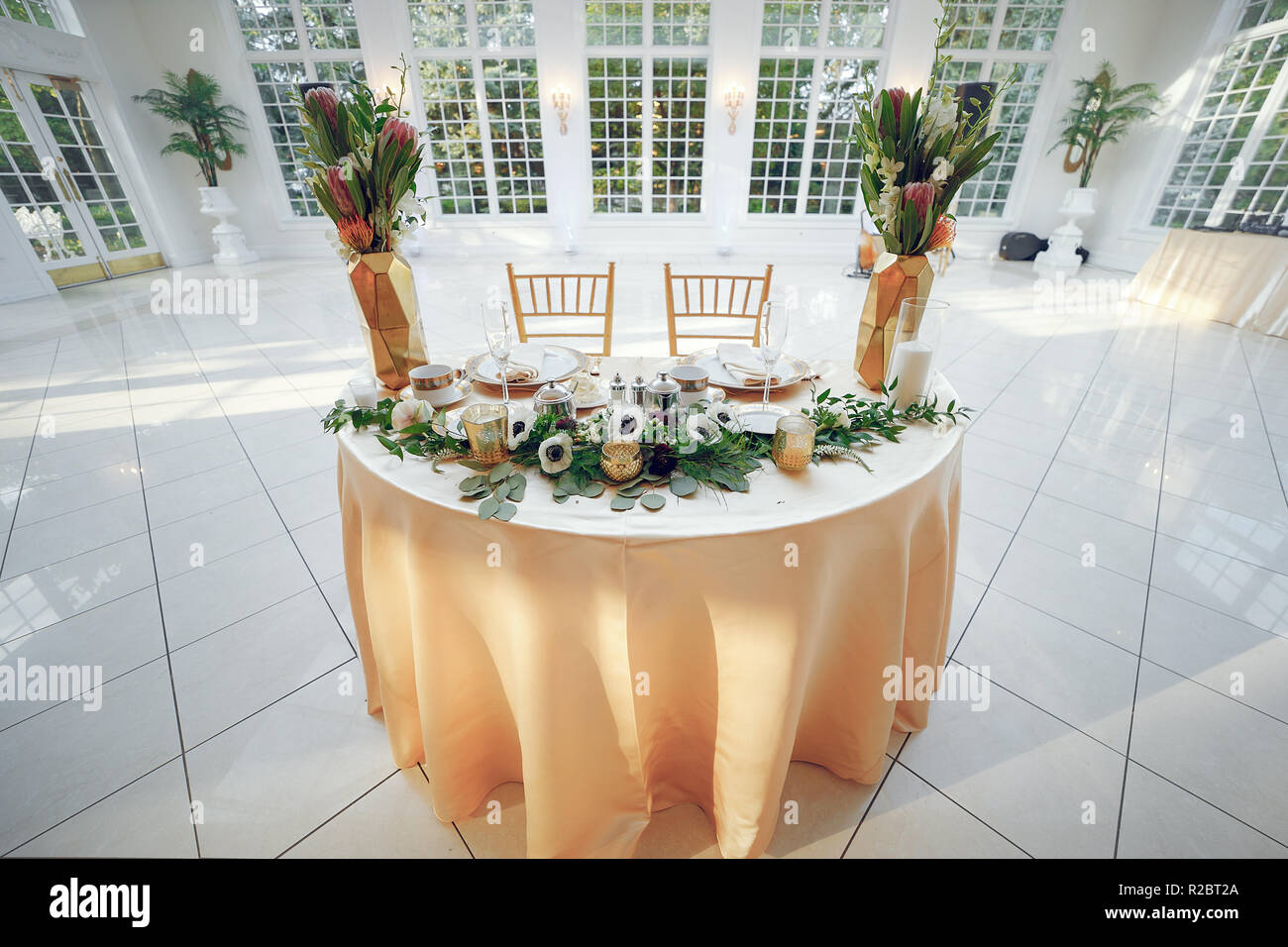 Vintage wedding tables hi-res stock photography and images - Alamy