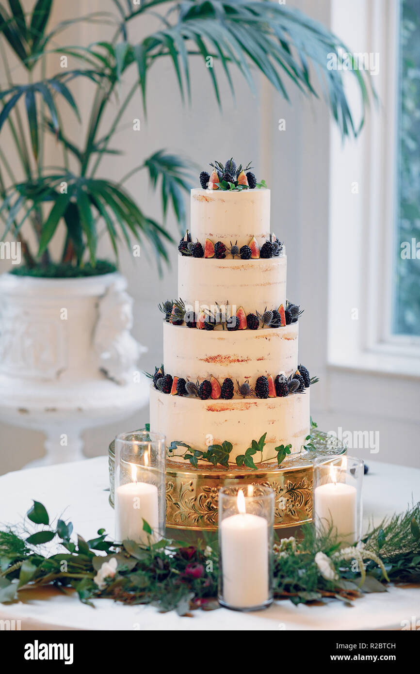 Cute wedding cake Stock Photo - Alamy