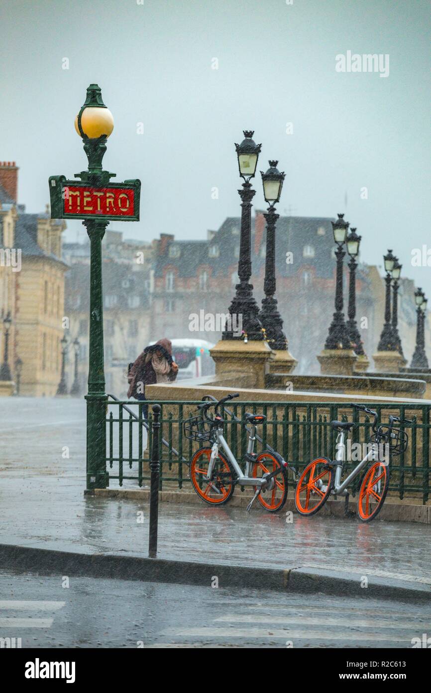 bad weather. heavy rain on the streets of Paris Stock Photo - Alamy