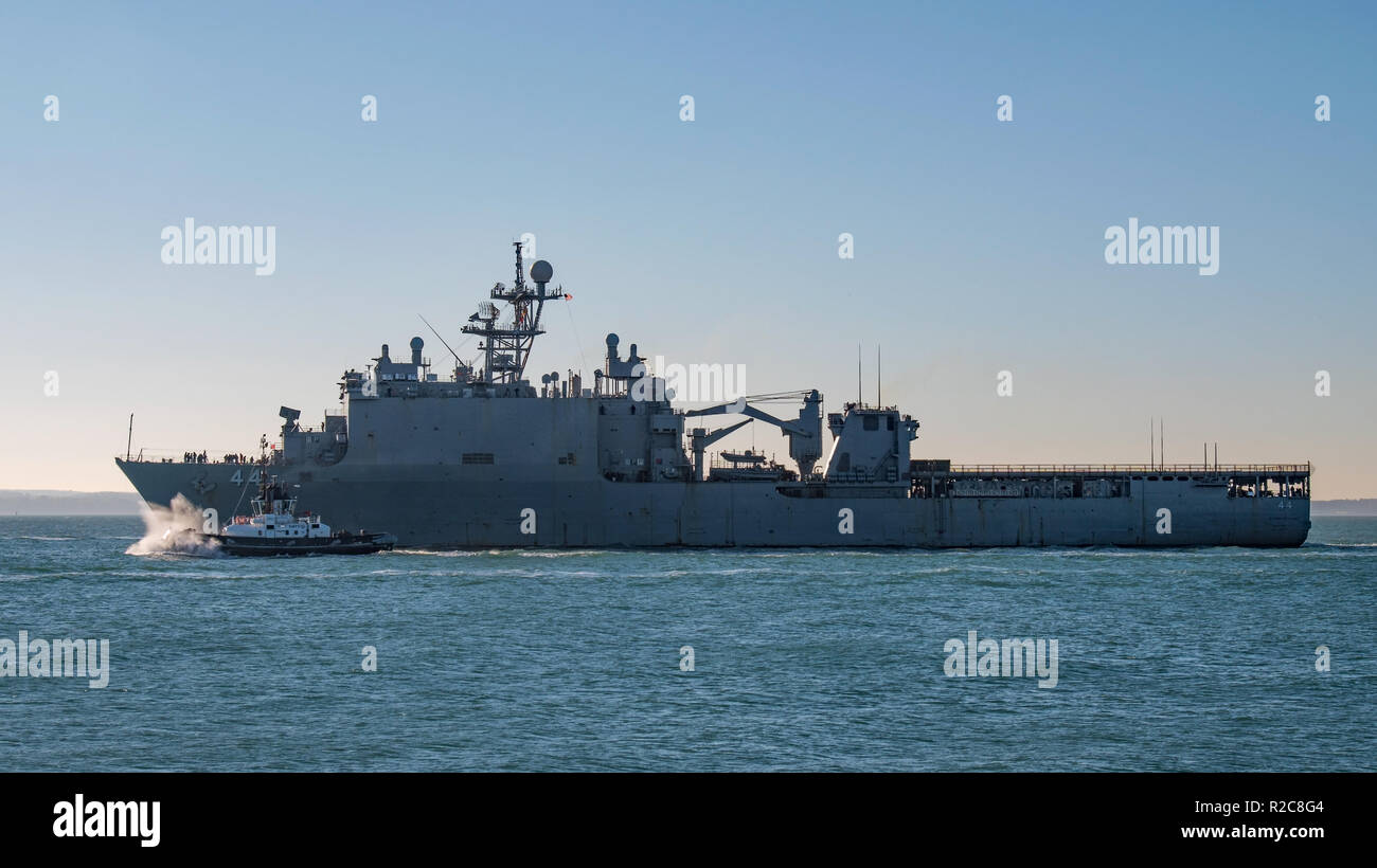 Uss gunston hall lsd 44 hi-res stock photography and images - Alamy