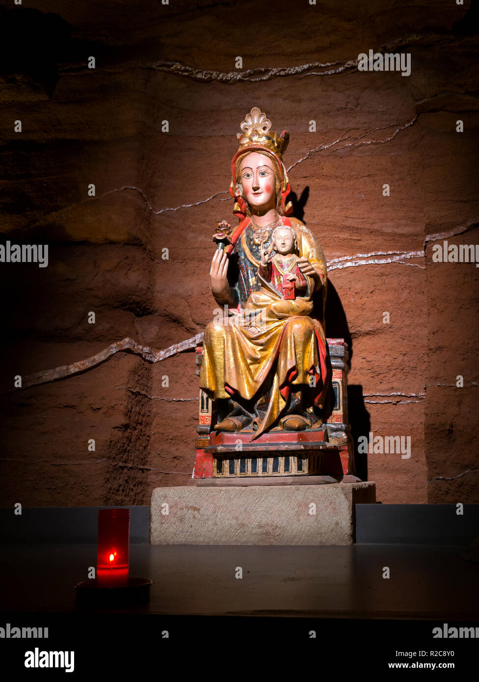 Cueva de la Virgen en el Monasterio de Santa María la Real. Nájera. La ...