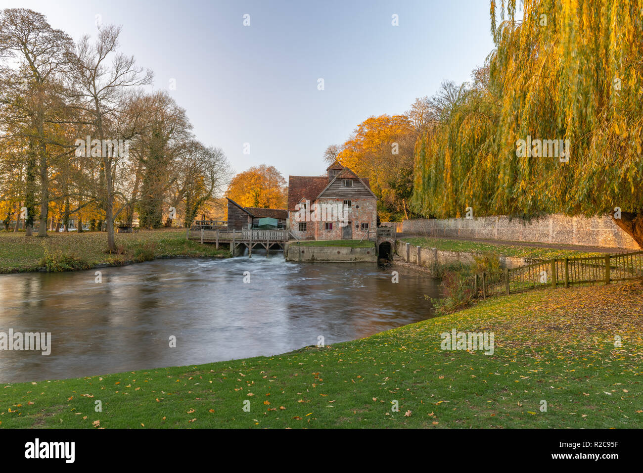 Mapledurham Watermill , Oxfordshire, England, United Kingdom Stock ...