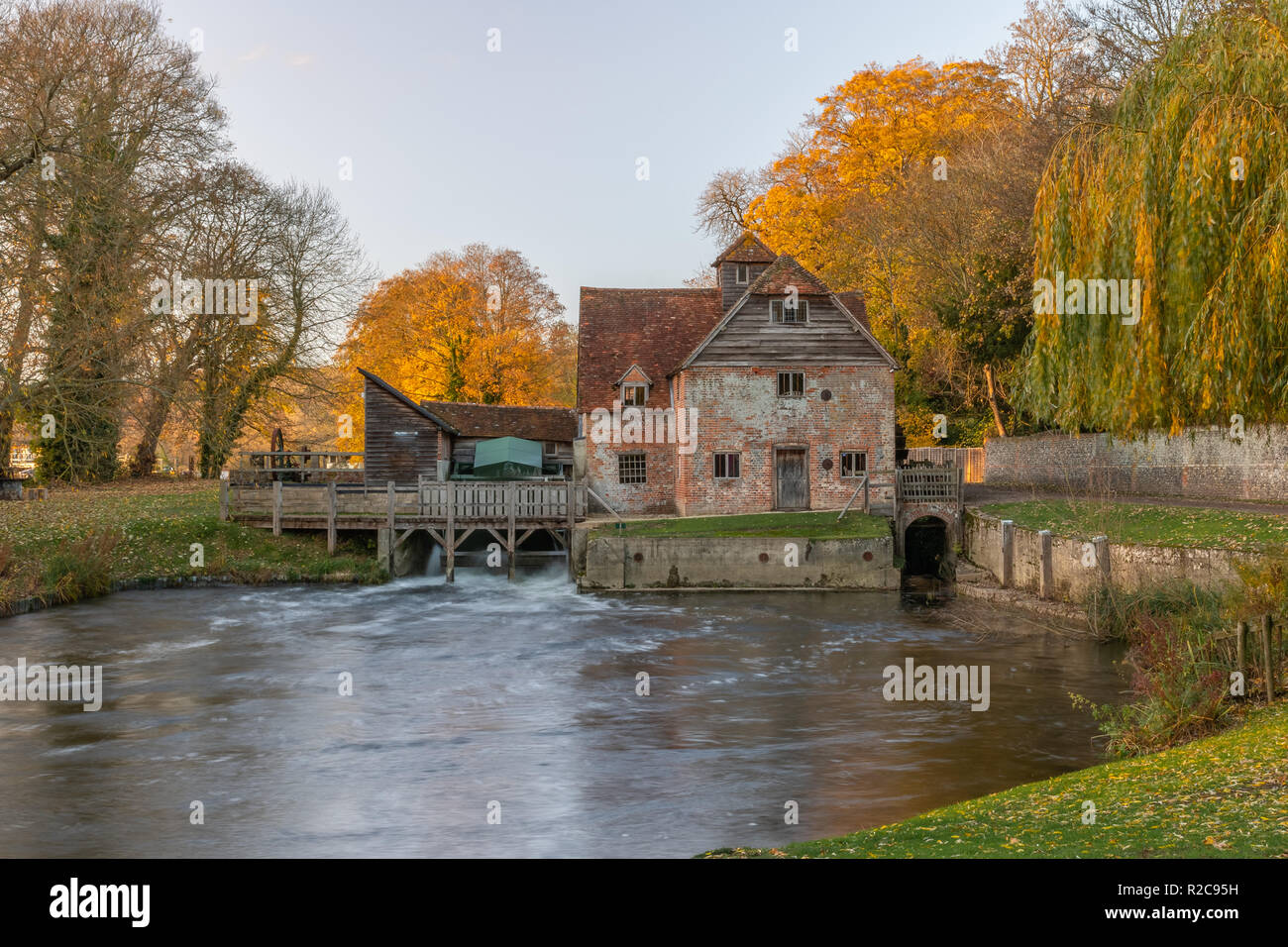 Mapledurham water mill hi-res stock photography and images - Alamy
